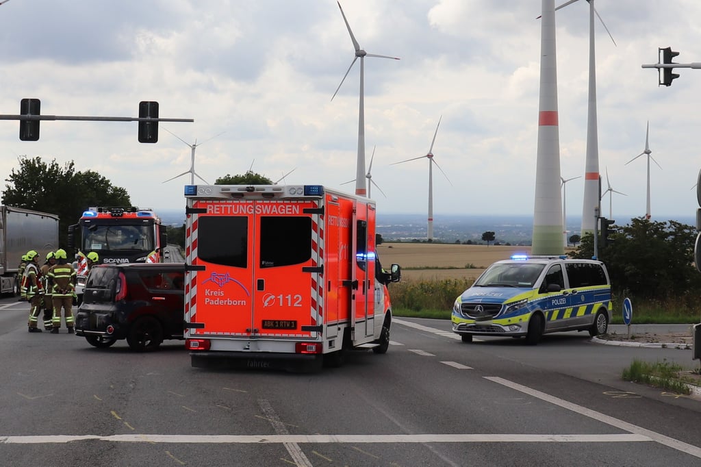 Paderborn: Rettungswagen-Unfall auf Einsatzfahrt – Sanitäter verletzt