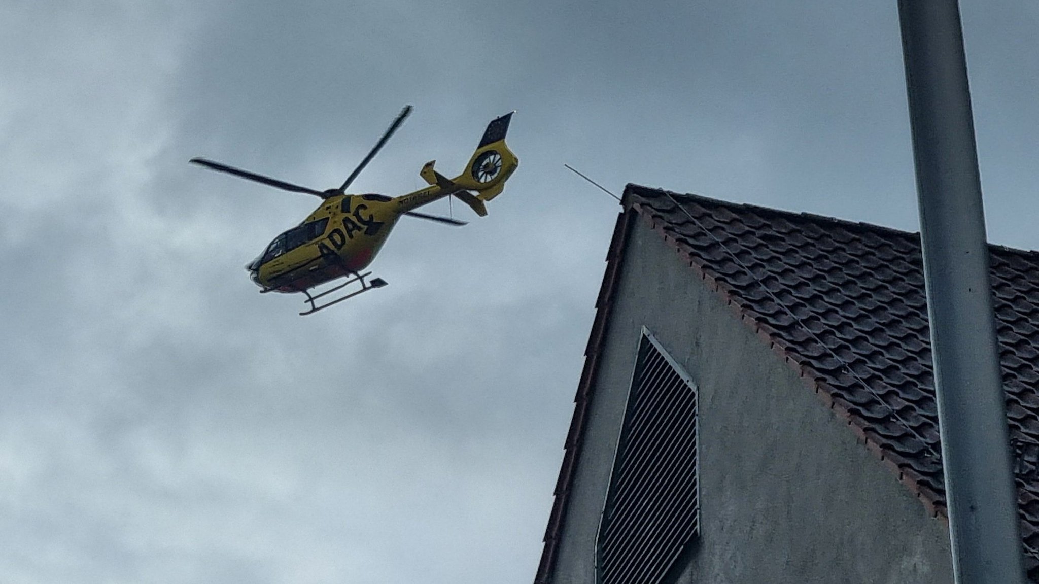 Warburg: Junge Mutter nach Unfall auf B7 in Rimbeck in Lebensgefahr