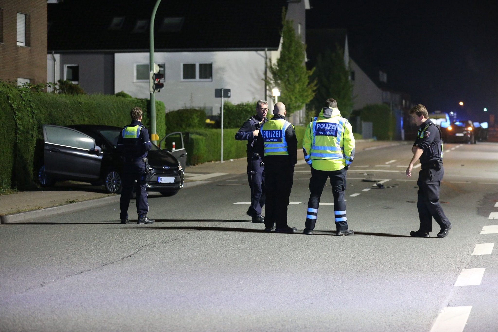 Frau nach Unfall in Bielefeld im Autowrack zurückgelassen: Fahrer (20) flüchtig