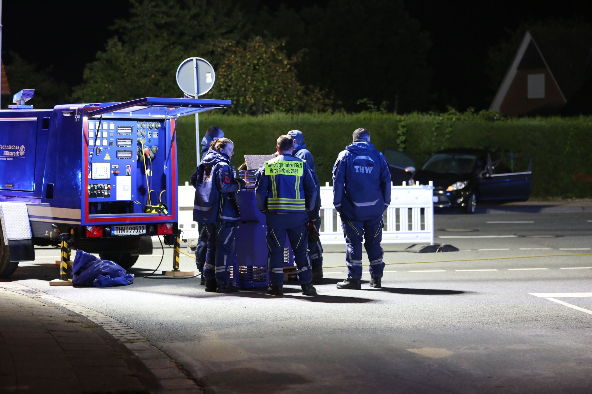 Frau nach Unfall in Bielefeld im Autowrack zurückgelassen: Fahrer (20) flüchtig