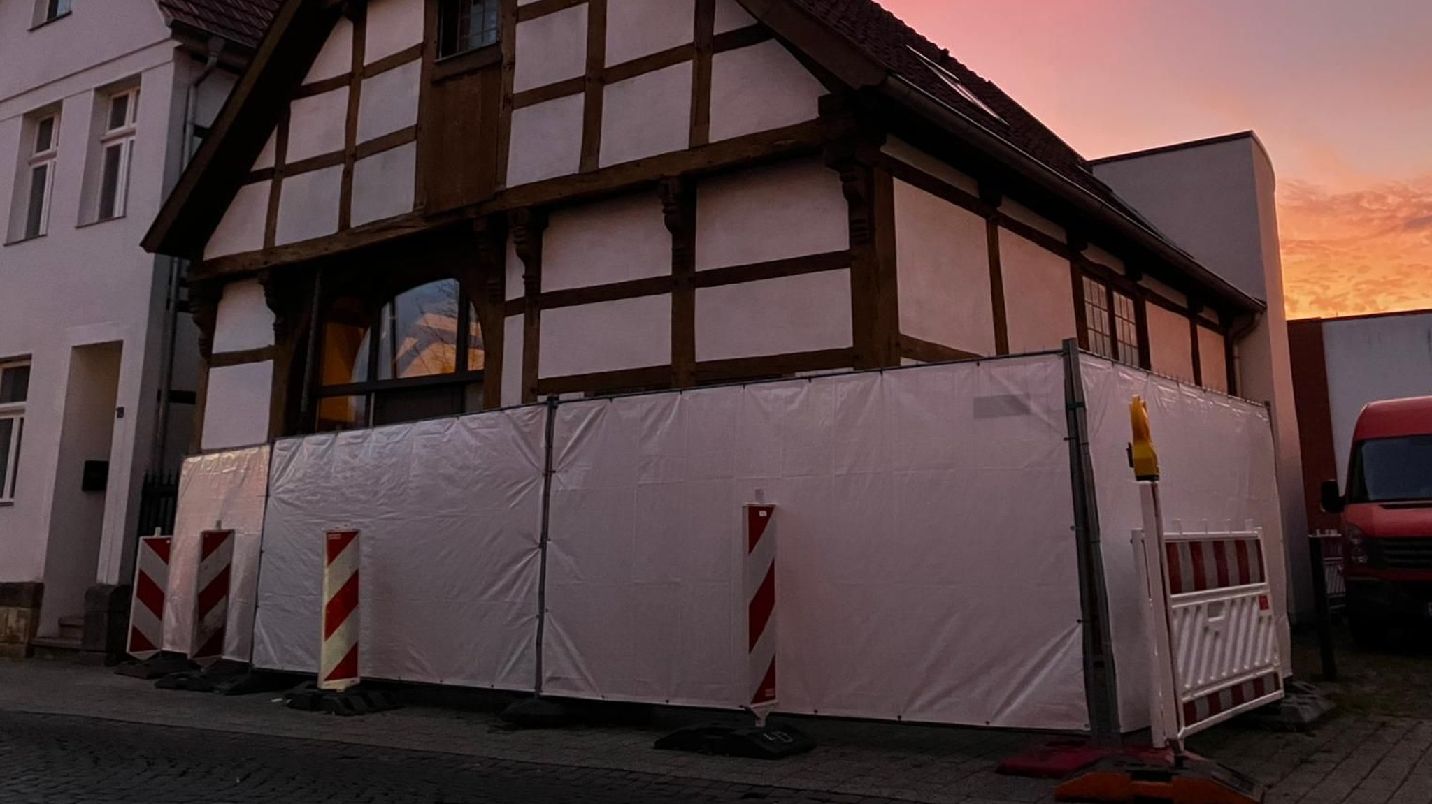 Auto raste in ein Fachwerkhaus in Lengerich: Ein Jahr nach dem Unfall