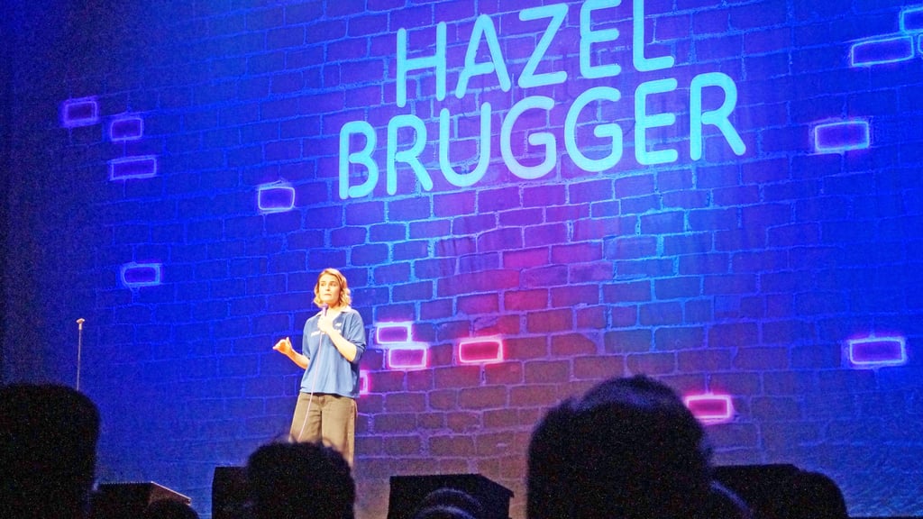 Comedian-Auftritt in Münster: Hazel Brugger hält Publikum auf Spannung