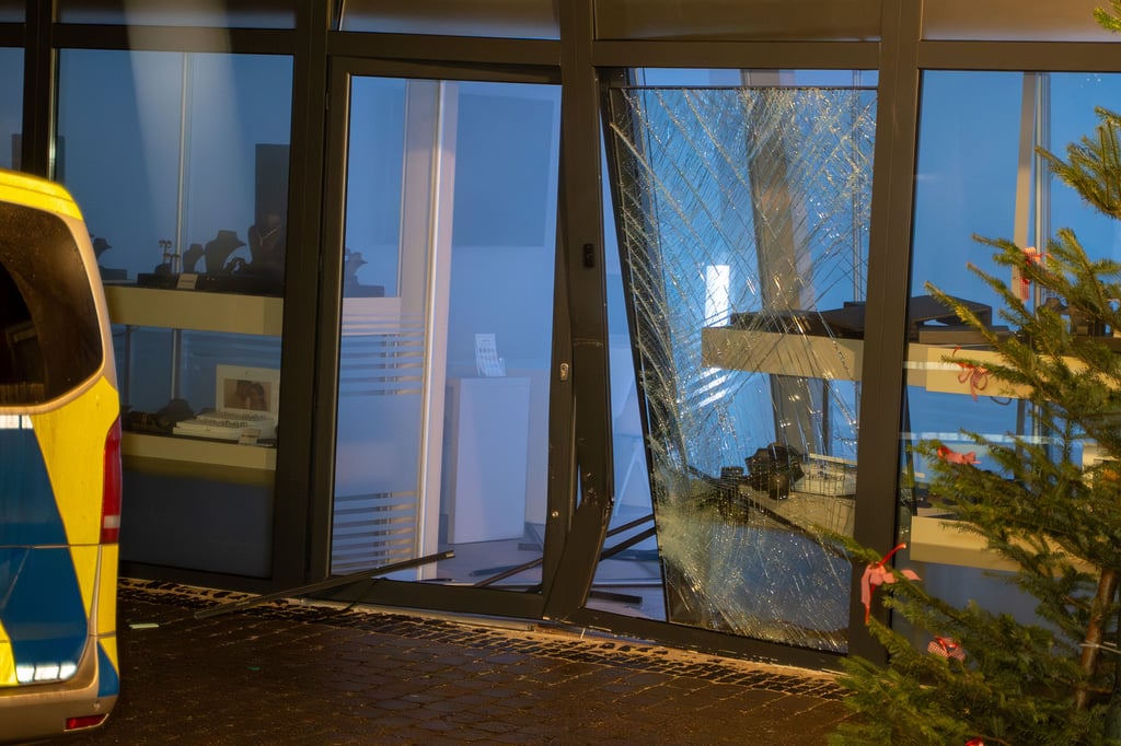 Mit SUV in Juweliergeschäft: Polizei sucht Täter