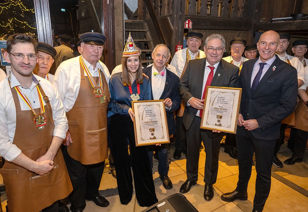 Goldene Peitsche, große Lacher: Närrischer Abend mit besonderen Ehrungen