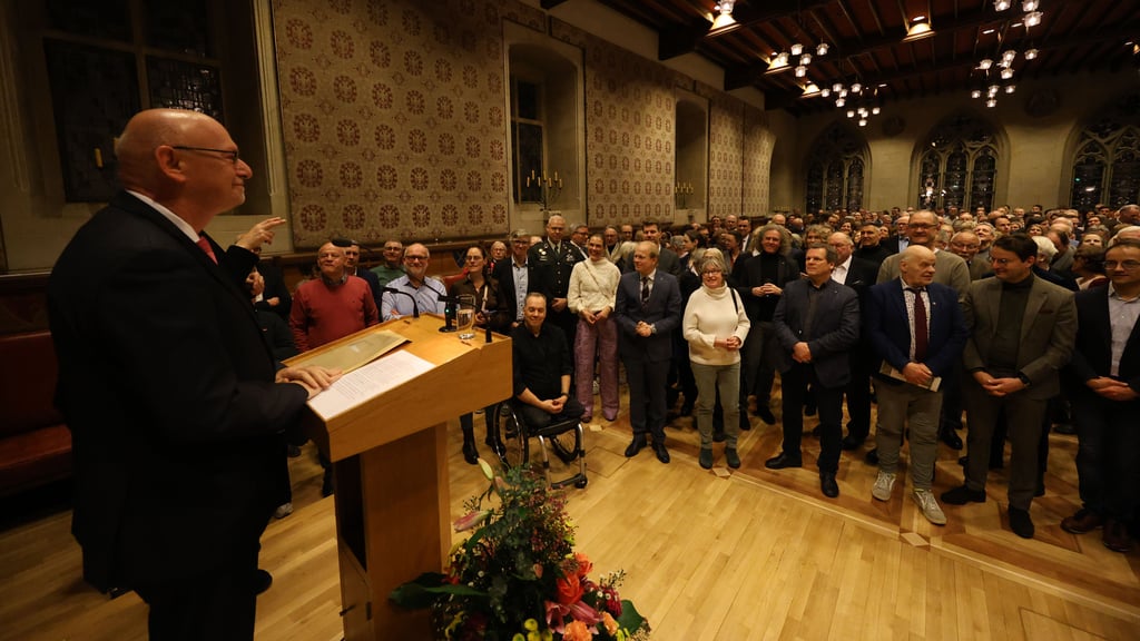 Deutschlands dienstältester Batterieforscher rockt das Rathaus